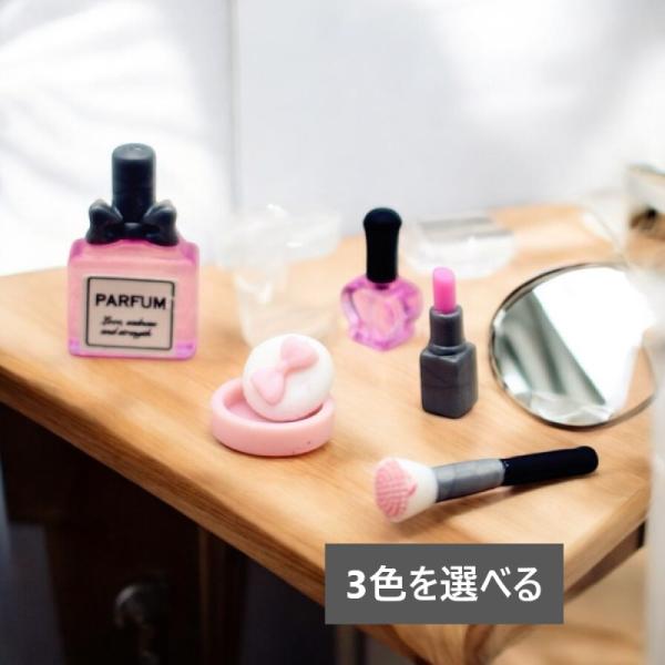 内容：香水瓶　ネイルポリッシュ　口紅　メイクブラシ　小さな丸い鏡付きパウダー注: 本製品には多少の測定誤差がある場合がございますので、実際の商品を基準にしてください。素材：プラスチック商品説明：ドールハウスを華やかに彩る「ミニチュア化粧品セ...