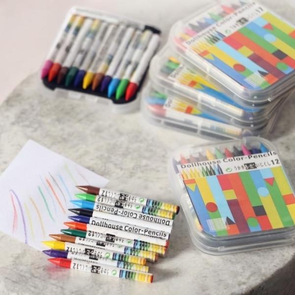 内容：箱のサイズ:39x48x7.5mmクレヨンのサイズ：35mm(サイズには若干の誤差があります)重量:8グラム注: 本製品には多少の測定誤差がある場合がございますので、実際の商品を基準にしてください。素材：プラスチック商品説明：ミニチュ...