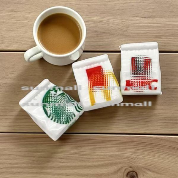 サイズ：高さ：約2.3cm幅：約1.8cm奥行き：約1.0cm※ 注: 本製品には多少の測定誤差がある場合がございますので、実際の商品を基準にしてください。素材／材質:樹脂商品説明：◎人気のカフェ＆ファストフード風デザインのミニチュアパッケ...