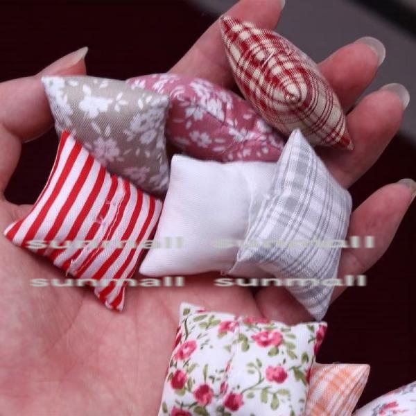 サイズ：約4.5cm × 3.5cm※ 注: 本製品には多少の測定誤差がある場合がございますので、実際の商品を基準にしてください。素材：布製（コットン・ポリエステル）◎柄を選べる9種類のミニチュアクッション。花柄・チェック・ストライプなどバ...
