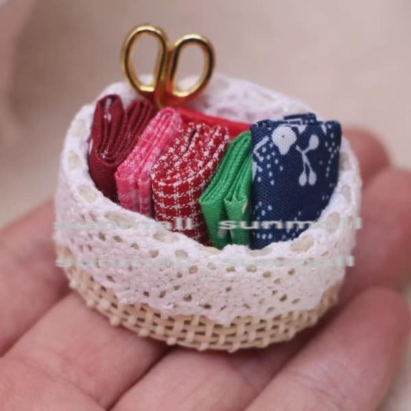 サイズ：約4.5cm × 3.5cm × 高さ2cm※ 注: 本製品には多少の測定誤差がある場合がございますので、実際の商品を基準にしてください。素材：布など商品特徴：◎手のひらサイズのかわいいミニチュア布セット。◎レース付きバスケットに、...