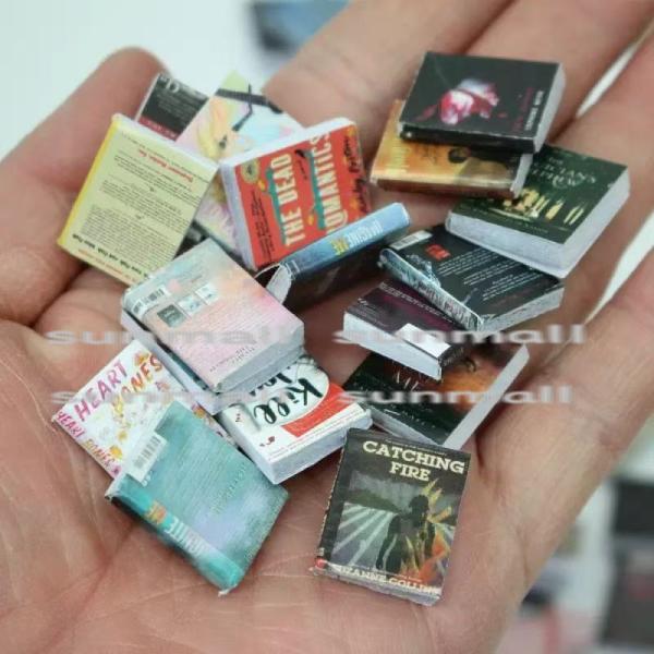 サイズ：約15×20×3mm重量：約0.35g※手作業による計測のため、多少の誤差が生じる場合がございます。素材／材質: 紙◎手のひらサイズのリアルな小説本風ミニチュア。◎中身は白紙で、実際に文字は印刷されていません。◎表紙デザインはランダ...