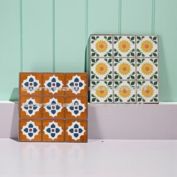 サイズ：約9×9×0.6cm（縦×横×高さ）※手作り・測定方法により多少の誤差があります。※ドールハウスやミニチュア家具のスケールに合わせやすいサイズです。素材：木製◎レトロな花柄がかわいいミニチュア用デザインタイル。◎約9×9×0.6cm...
