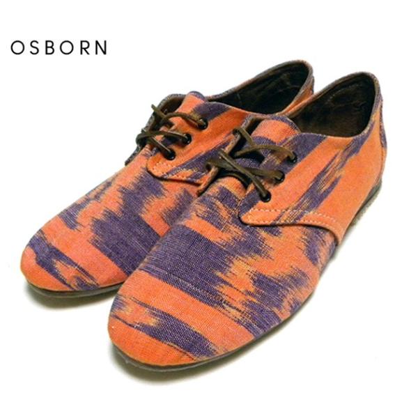 AARON OSBORNとCARLA VENTICINQUEによって2009年に設立した、ニューヨークはブルックリン発のシューズブランドOSBORN SHOES(オズボーン・シューズ)。グアテマラ産の手織ファブリックを大胆に使用し、遊び心の...