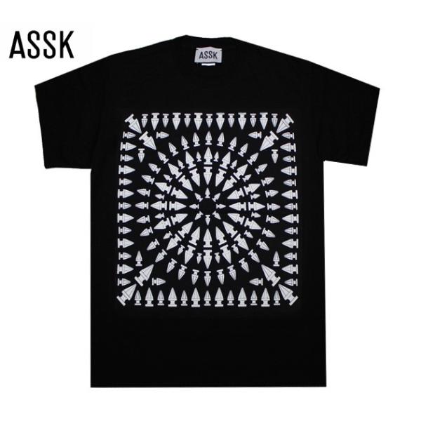 フランスはパリ発の新鋭ストリートウェアレーベル ASSK(エーエスエスケー)。デザイナーSARAH SCHOFIELDとAGATHA KOWALEWSKIは、クリスチャン・ディオールやベルサーチ、ヴォーグといった華々しい舞台でキャリアを積み...