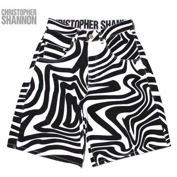 ロンドンの服飾名門校 セントマーティンズでファッションを学んだリバプール出身のCHRISTOPHER SHANNON(クリストファー・シャノン)。RICHARD JAMESやKIM JONESのデザインアシスタントを経て、08年A/Wより自...