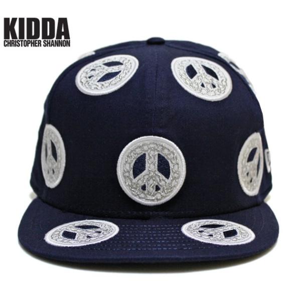 ロンドンの服飾名門校 セントマーティンズでファッションを学んだリバプール出身のCHRISTOPHER SHANNON(クリストファー・シャノン)。RICHARD JAMESやKIM JONESのデザインアシスタントを経て、08年A/Wより自...