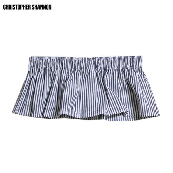 ロンドンの服飾名門校 セントマーティンズでファッションを学んだリバプール出身のCHRISTOPHER SHANNON(クリストファー・シャノン)。RICHARD JAMESやKIM JONESのデザインアシスタントを経て、08年A/Wより自...