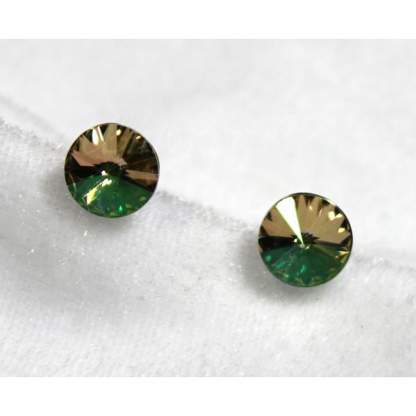 ヴィトレイル(vitrail)とは、ステンドグラスのことだそうです。スイスに近い、オーストリアで生まれたクリスタルです。実際には、写真よりもっとキラキラしている気がします。このピアスは、S925銀製品（スターリングシルバー）です。