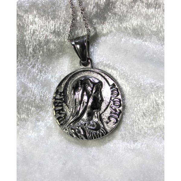 イエス・キリストの母、聖母マリアのコイン・ネックレスです。チェーンタイプは、レディース用にウォーターウェーブタイプ（45cm）が写真に写っておりますが、メンズのチェーン（60cm）に変更することが可能です。コイン裏面に書いてある「ニーバーの...
