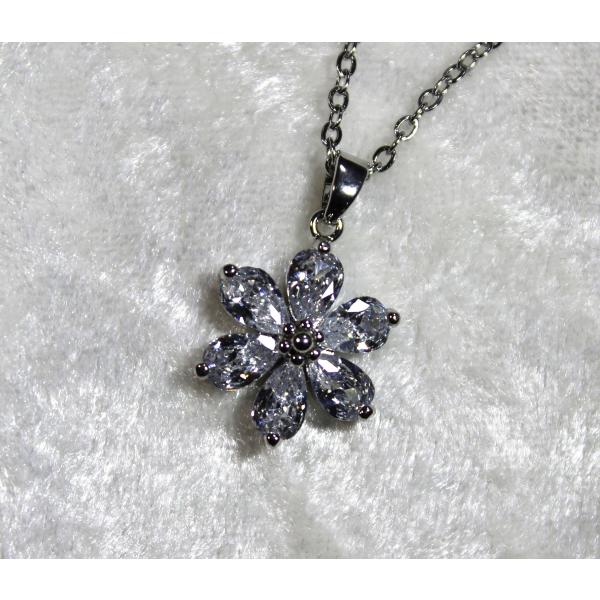 花びら６枚のフラワーを象ったネックレスです。サージカルステンレスなので、金属アレルギーの方の肌に優しいと思います。チェーンは、40cm+アジャスター5cm=45cmです。