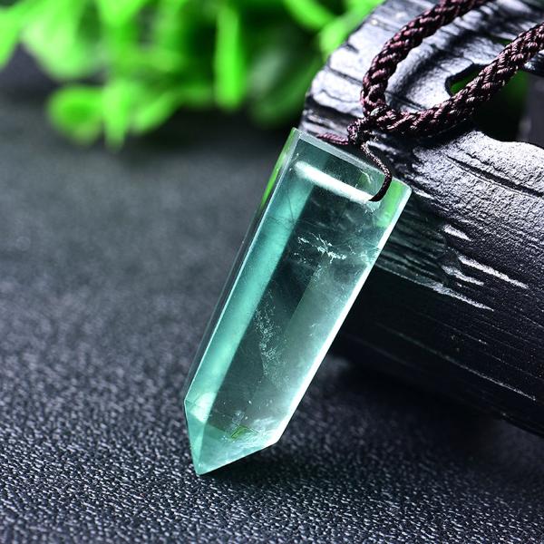 六角柱の形の水晶のネックレスです。紐部分は、アジャスター機能があって、48cm〜61cmの長さで可変です。六角柱のクリスタルが美しい光を放ち、身につけるだけで華やかな印象を演出してくれます。シンプルながらも個性的なデザインは、どんなファッシ...