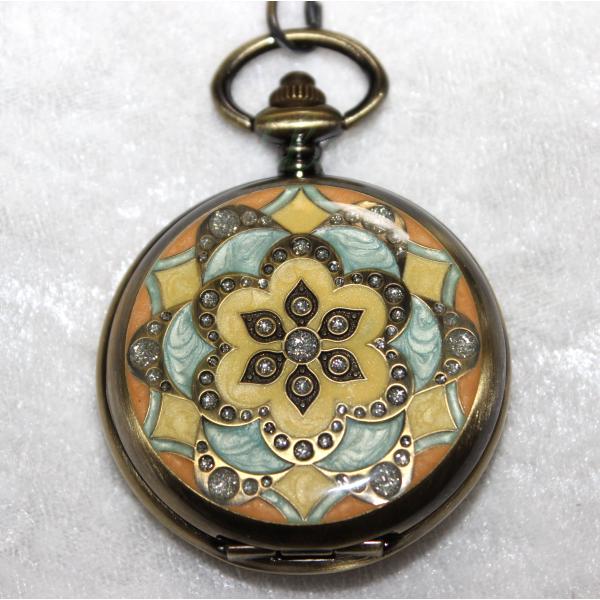 クラシカルでありながら新しいーー。時を刻む道具というよりファッション。時を確認するという役割が、スマホなど他のツールに移ってしまった今だからこそ、宝石のような存在感がある懐中時計を、ポケットやバッグからさり気無く取り出して時を見れば、そのあ...