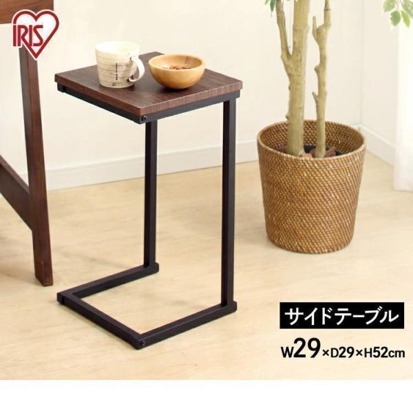 小物やよく使うものを置くのに便利なサイドテーブル。ソファやベッド、テーブルの傍らなど、様々なシーンでお使い頂けます。ソファの下に差し込めるコの字型のデザインで、手元に近くて使いやすいのも特徴です。落ち着いた色合いと温かみのある木目調で、イン...