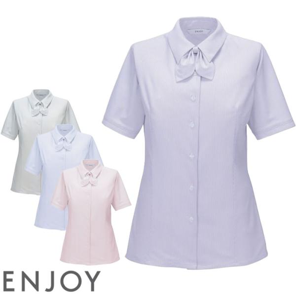 リボンは取り外しが可能で、首元をすっきり見せる開衿ブラウスとしても着られます。軽量でストレッチ性の高いトリコット素材で、動きやすい。■品名・品番：半袖ブラウス　EWB878■カラー：55.グレーストライプ　56.サックスストライプ　57.パ...