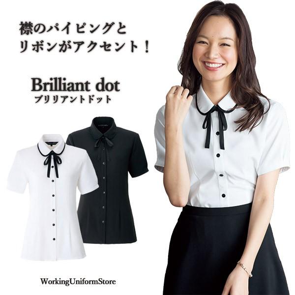 ★ラウンドカラーのリボン付きブラウス★丸襟に黒のパイピングでキリリと★リボンはボタンで取外し可能です★リボンなしの2WAYも楽しめます★黒ボタンもポイント★ふんわりパフスリーブ素材：ブリリアン・ドット・・・トリアセテート混で、シワになりにく...