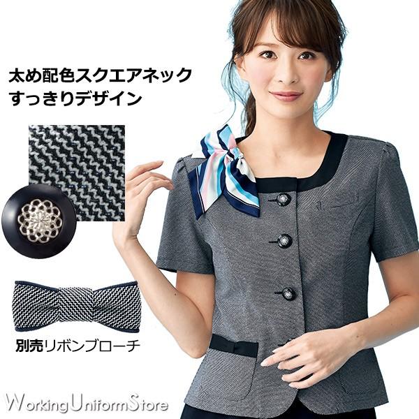 ★スクエアネックに太めのブラック配色を施し、顔周りをすっきり見せるデザイン★リボンを施したパッチポケットもキュート★ウエストで切り替えたペプラム仕様のバックスタイルがエレガント★共生地の別売リボンブローチをプラスしてアクセント！素材:トゥイ...