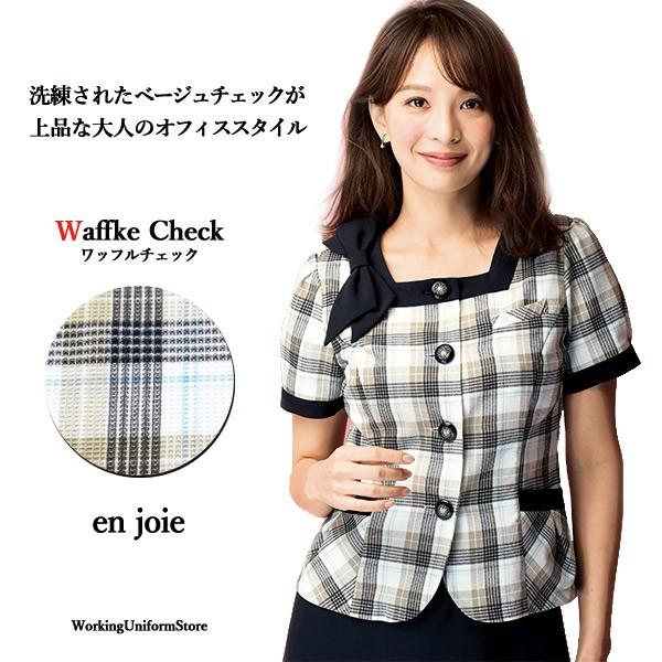 ★上品ですっきりとした印象のスクエアネックに、アシンメトリーのリボンブローチで華やかさをプラス素材：ワッフルチェック・・・優しいベージュと水色の配色が新鮮なチェック柄。凹凸感と程よい膨らみのある素材で、汗をかいてもべたつかず、さらっとした肌...