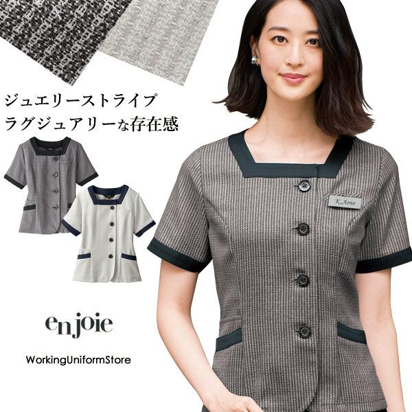 ★さりげないラメ素材が上品さを引き立て、アシンメトリーなデザインがスタイリッシュな印象のソフトジャケット★右脇にはスマートフォンが入る大きなポケットがついています★ラメ入りのボタンが特徴的で、スマートな中にも華やかさをプラス★バックスタイル...