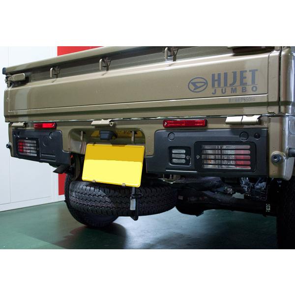 ・付属の両面テープ貼るだけの簡単装着でイメージチェンジ！・耐久性の高い国産アクリル板を使用し製造も全て日本製！・配送は追跡可能メール便（ポスト投函）になります。【品　番】STLC-021【カラー】マットブラック×横スリット【入り数】２枚入り...