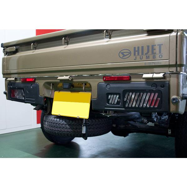 ・付属の両面テープ貼るだけの簡単装着でイメージチェンジ！・耐久性の高い国産アクリル板を使用し製造も全て日本製！・配送は追跡可能メール便（ポスト投函）になります。【品　番】STLC-022【カラー】マットブラック×斜めスリット【入り数】２枚入...