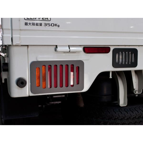 ・付属の両面テープ貼るだけの簡単装着でイメージチェンジ！・耐久性の高い国産アクリル板を使用し製造も全て日本製！・配送は追跡可能メール便（ポスト投函）になります。【品　番】STLC-030【カラー】マットブラック×縦スリット【入り数】２枚入り...