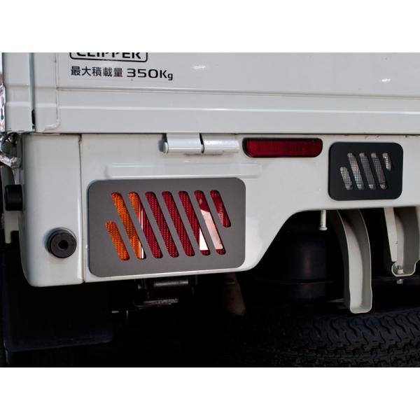 ・付属の両面テープ貼るだけの簡単装着でイメージチェンジ！・耐久性の高い国産アクリル板を使用し製造も全て日本製！・配送は追跡可能メール便（ポスト投函）になります。【品　番】STLC-032【カラー】マットブラック×斜めスリット【入り数】２枚入...