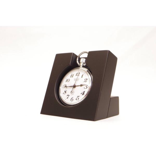 クリックポスト発送。インドネシアのマホガ二ー材で作られた鉄道時計スタンドです。ブラック、ウレタン艶消し仕上げ。2ピース組立式。正面は80mmx80mmの正方形。正面収納部厚み21mm。組立時高さ72mm、奥行52mm。時計収納部分は、直径約...