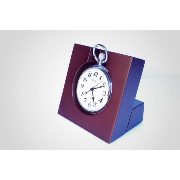 クリックポスト発送。マホガニー材で作った懐中時計(鉄道時計)スタンドです。ライトブラウン、ウレタン艶消し仕上げ。2ピース組立式。正面は80mmx80mmの正方形。正面収納部厚み21mm。組立時高さ72mm、奥行52mm。時計収納部分は、直径...