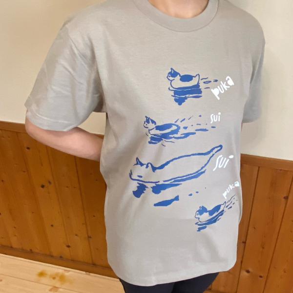 ねこ Tシャツ 猫 おもしろ ネコ メンズ レディース 半袖 ぷかぷか シルバーグレーねこが水の上に浮かんで漂うそんなゆる〜いデザイン厚すぎず薄すぎないちょうどいい5.6ozヘビーウェイトTシャツを使用していますので、男性も女性も着用できる...