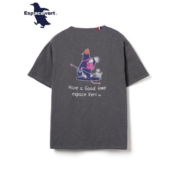 ESPACE VERTの半袖Tシャツ。ニット帽を被った釣り帰りのペンギンと仲間たち。エコブランドらしい柔らかなタッチが魅力です。スラブ天竺の素材を活かしたプリントを施し、さらに製品洗いをかけることにより独特のこなれ感を演出。生地表面に凹凸感...