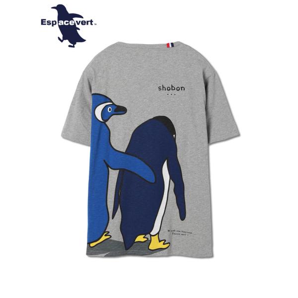 ESPACE VERTの半袖Tシャツ。「しょぼん」と肩を落として落ち込むペンギンと、その隣で優しく励ますペンギン。バックに大きくプリントされた、なんとも微笑ましい2匹の姿が周囲の視線を釘付けにするグラフィックTシャツです。見ているだけで心が...
