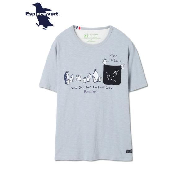 ESPACE VERTの半袖Tシャツ。水中に見立てた胸ポケットの中で、ペンギンたちが気持ちよさそうにスイスイと泳ぐ姿を描いたユニークな1枚。「僕も私も入りたい！」と言わんばかりにポケットの周りに集まるペンギンたちが、ESPACE VERTら...