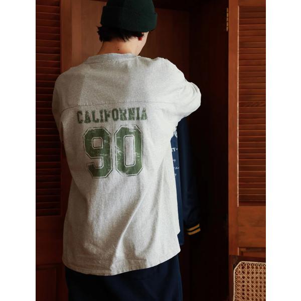 NUTMEGの7分袖Tシャツ。スーパービッグシルエットです。かなり大きいので独特のシルエットを楽しめます。90年代のアメリカの雰囲気を感じさせるグラフィックデザイン。ボディにはUSAコットンを使用。タフな7.6オンスの肉厚ボディに洗いをかけ...