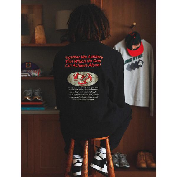 NUTMEGのTシャツ。スーパービッグシルエットです。かなり大きいので独特のシルエットを楽しめます。90年代のアメリカの雰囲気を感じさせるグラフィックデザイン。着抜プリントの手法を用い、まるで古着のような風合いの掠れ加工が今らしいアイテムで...