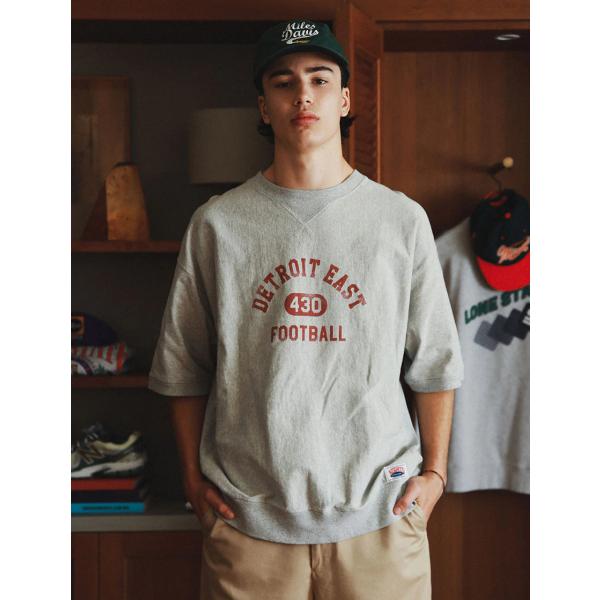 NUTMEGのスウェットTシャツ。ビッグシルエットです。90年代のアメリカの雰囲気を感じさせるグラフィックデザイン。フロントのV字ガゼット、脇下のリブ切り替えデザインがビンテージ感を演出します。ボディにはUSAコットンを使用。着こむほどに味...