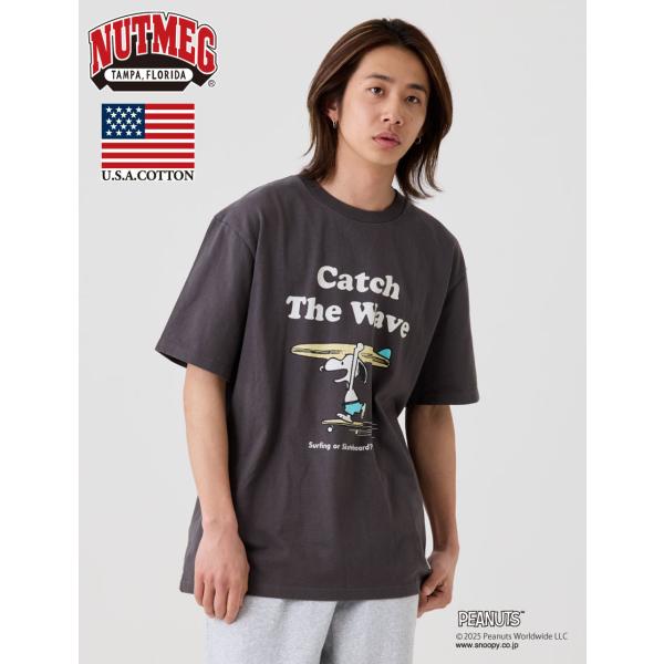 PEANUTSとNUTMEGのダブルネームアイテム。レギュラーシルエットです。スケボーに乗ったスヌーピーがサーフィンへ向かう様子が可愛らしい1枚。90年代のアメリカの雰囲気を感じさせるグラフィックに注目です。ボディにはUSAコットンを使用。...