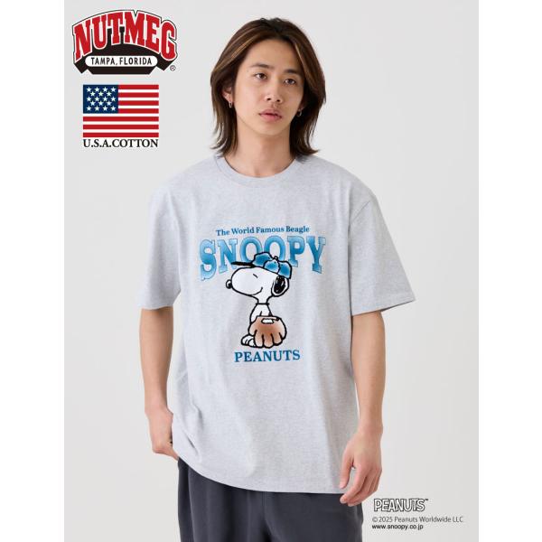 PEANUTSとNUTMEGのダブルネームアイテム。レギュラーシルエットです。ベースボールキャップを被ってグローブを持っているスヌーピーがインパクト抜群。90年代のアメリカの雰囲気を感じさせるグラフィックに注目です。ボディにはUSAコットン...