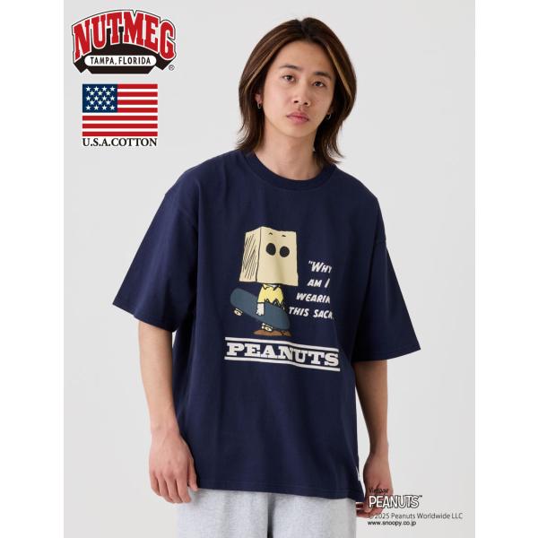 PEANUTSとNUTMEGのダブルネームアイテム。ビッグシルエットです。スケボーを抱えているチャーリー・ブラウン扮するミスターサックが可愛らしいデザイン。90年代のアメリカの雰囲気を感じさせるグラフィックに注目です。ボディにはUSAコット...