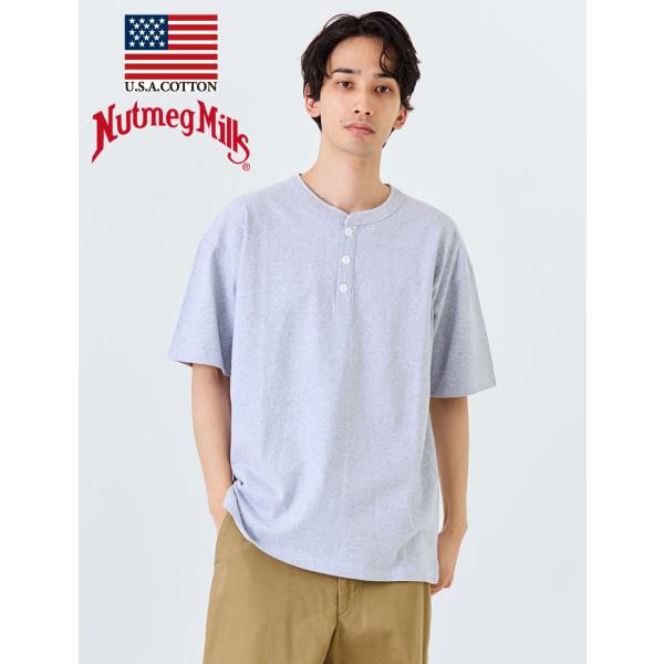 NUTMEG MILLSのヘンリーネック半袖Tシャツ。レギュラーシルエットです。USAコットンを使用したタフな7.6オンスの肉厚ボディに洗い加工を施し、こなれ感のある風合いに仕上げました。ヘビーウェイトならではのしっかりとした生地感で、透け...