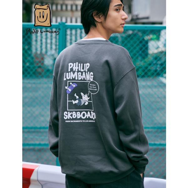 Philip Lumbangの裏起毛トレーナー。レギュラーとBIGの中間サイズの、リラックスフィットシリーズです。Philip Lumbangのブランドスピリットである「七転八起」とスケートボードを掛け合わせたグラフィックをバックにプリント...