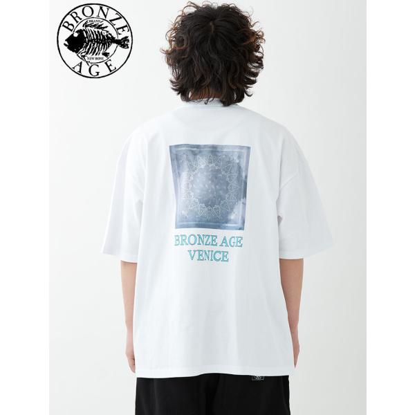 BRONZE AGEのTシャツ。ビッグシルエットです。バックデザインのバンダナプリントが目を惹く1枚。フロントはブランドアイコンであるスカルフィッシュの刺繍を左胸に配置したシンプルなデザインで、インナーとしてはもちろん、一枚で着てもコーデの...