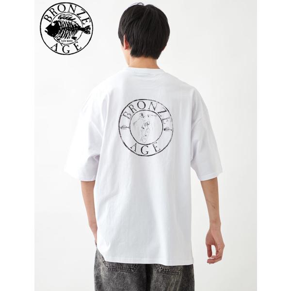 BRONZE AGEのTシャツ。ビッグシルエットです。BRONZE AGEの世界観あふれるバックプリントがインパクト抜群です。ひび割れプリントの手法を用い、ビンテージ感を演出します。 フロント左胸のスカルロゴは刺繍です。トレンドのストリート...