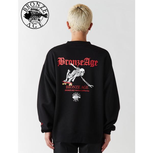 BRONZE AGEの裏起毛トレーナー。オーバーサイズデザインのためビッグシルエットの着こなしが楽しめます。BRONZE AGEの立ち上げ時のメンバーとして所属していたZ-Boysのカリスマスケーター、ジェイ・アダムスの有名なランディングス...