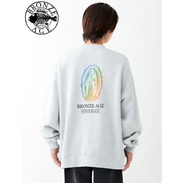 BRONZE AGEの裏起毛パーカー。オーバーサイズデザインのためビッグシルエットの着こなしが楽しめます。ブランドアイコンであるスカルフィッシュのサークルロゴをバックに大胆にプリントした一枚。一枚で存在感を出して着こなすことができます。スケ...