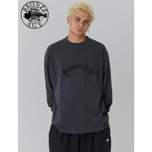BRONZE AGEのロングスリーブTシャツ。ビッグシルエットです。フロントにブランドロゴ、バックにスカルフィッシュを配置。ボディにはピグメント加工を施し、古着アイテムの風合いを演出します。インナーとしてはもちろん、一枚で着てもコーデの主役...