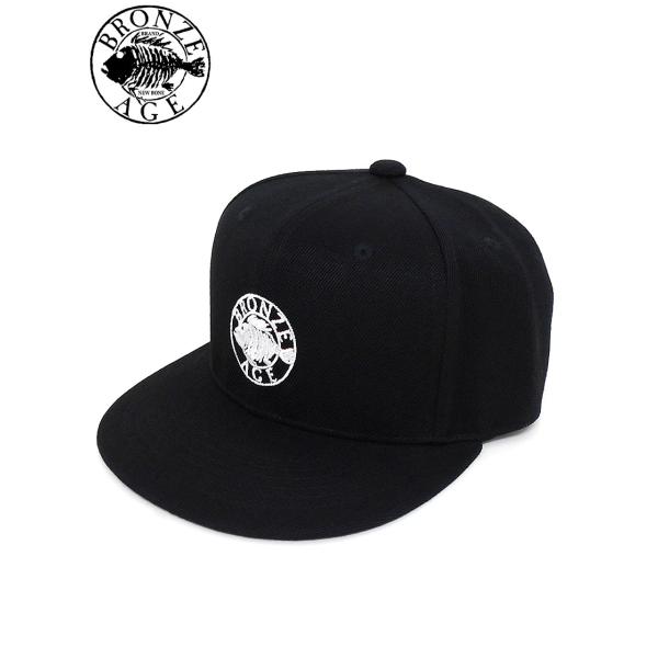 BRONZE AGEのスナップバックキャップ。フロントにブランドアイコンであるスカルフィッシュのサークルロゴを配置。スナップバック式の為、サイズ調節しやすい仕様です。カジュアルすぎないデザインで、スケートブランドらしいストリートなスタイリン...