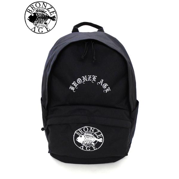 BRONZE AGEのロゴデイバック。デイバッグはブラックボディにブランドロゴを施したシンプルなデザイン。 メインルームはB4サイズ対応で普段使いはもちろん通勤通学やちょっとした旅行にもぴったり。 ダブルファスナーで開閉がしやすく大きく開く...