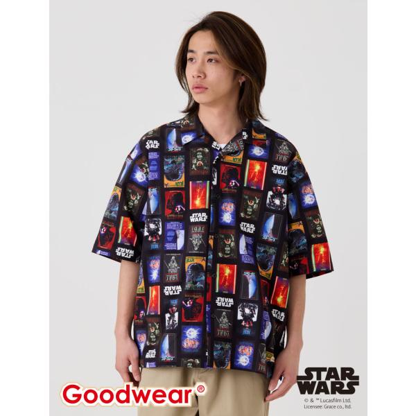 Goodwearの総柄プリント半袖シャツ。Goodwearオリジナルの『STAR WARS』デザインです。日本語版の映画ポスターや珍しい『STAR WARS』のアメコミ表紙などバラエティに富んだデザインを総柄でプリント。本体はシアサッカー素...