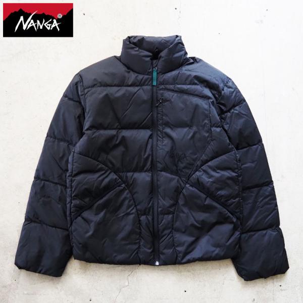 ブランドNANGA / ナンガ商品名MAZENO RIDGE JACKET マゼノリッジジャケット商品説明首元までしっかり暖かく、動きやすさにも優れたスタンドカラーダウンジャケット。超撥水ダウンをたっぷり封入し、ウエストポケットはハンドウォ...